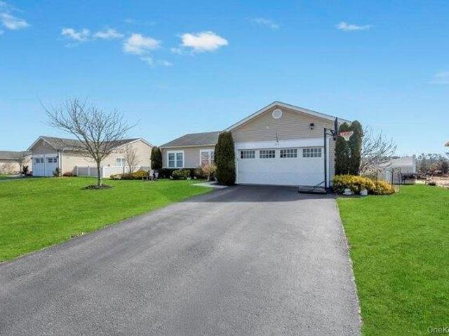 house with 3 bedroom, Shirley NY ES104905241
