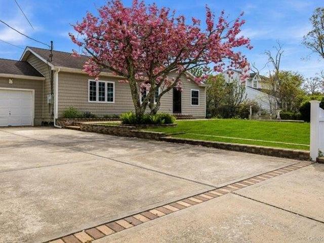 house with 3 bedroom, Shirley NY ES104905255