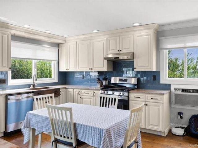 house with 3 bedroom, Shirley NY ES104921585