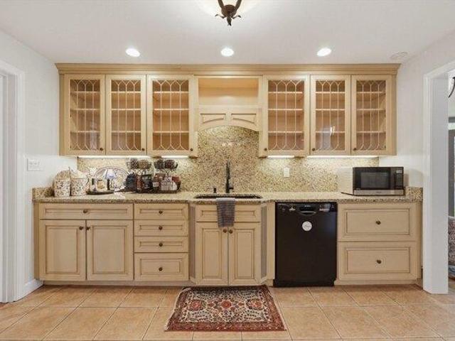 house with 3 bedroom, Shrewsbury MA ES103442857