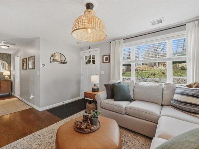 house with 3 bedroom, Shrewsbury MA ES103849931