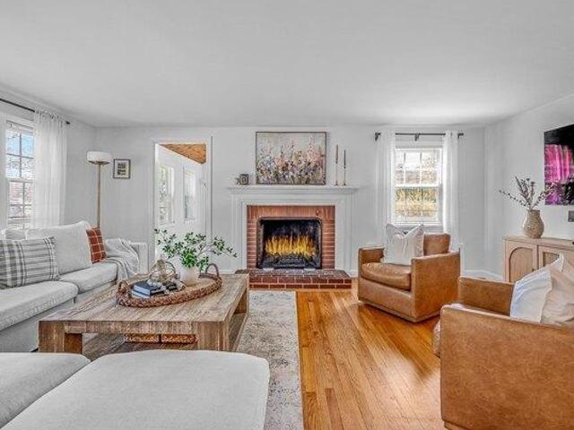 house with 3 bedroom, Shrewsbury MA ES103851663