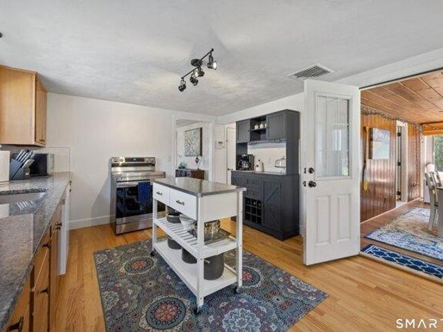 house with 3 bedroom, Simsbury CT DLS101898129