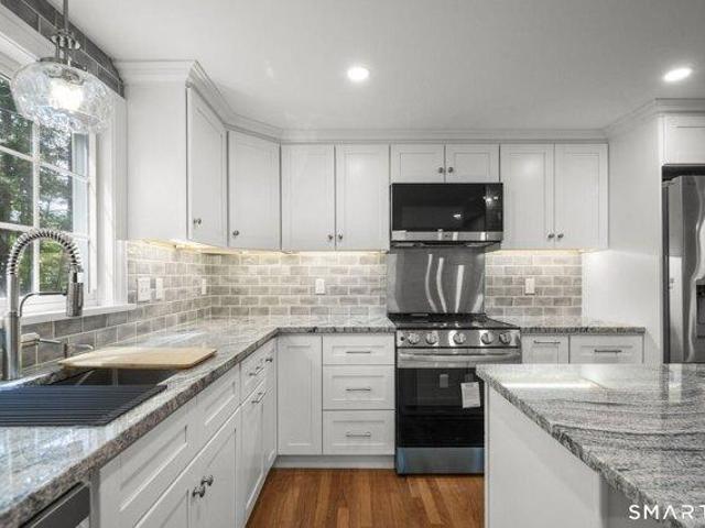 house with 3 bedroom, Simsbury CT ES105191094