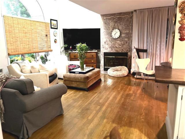 house with 3 bedroom, Southampton NY ES72692358