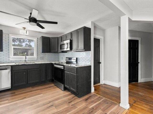 house with 3 bedroom, Springfield MA ES103887985