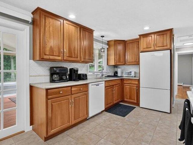 house with 3 bedroom, Springfield MA ES104808425