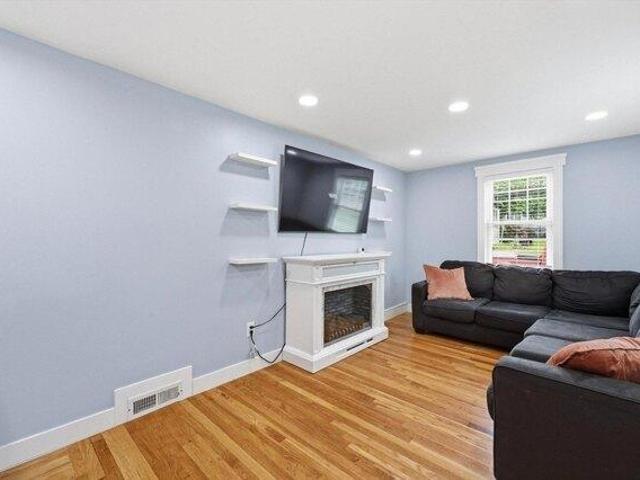 house with 3 bedroom, Stoughton MA ES103885846