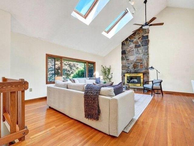 house with 3 bedroom, Stoneham MA ES105107956