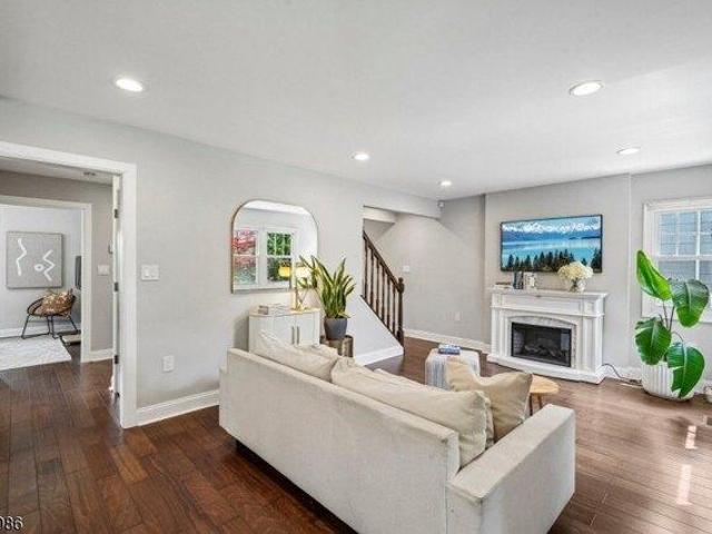 house with 4 bedroom, Teaneck NJ ES104440479