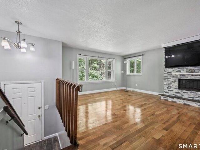 house with 4 bedroom, Tolland CT ES104811601