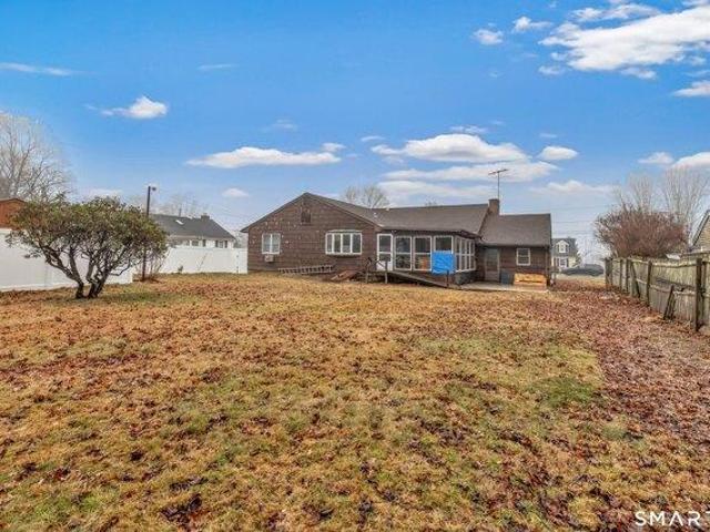 house with 4 bedroom, Trumbull CT DLS101631726