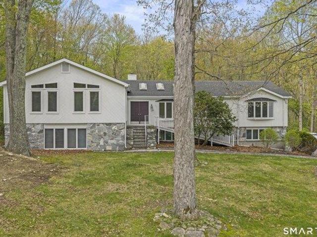house with 4 bedroom, Trumbull CT DS102317437