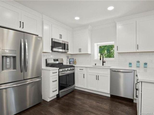 house with 4 bedroom, Trumbull CT ES104148837