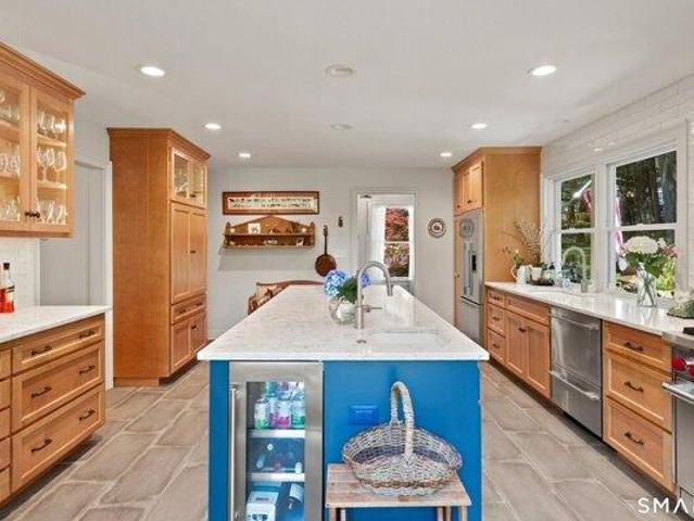 house with 4 bedroom, Trumbull CT ES104115585