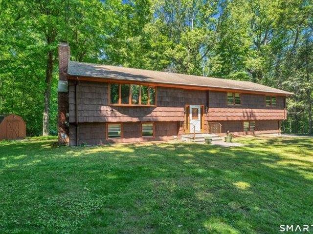 house with 4 bedroom, Trumbull CT ES104116022