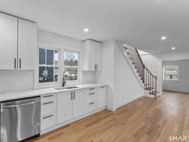 house with 4 bedroom, Trumbull CT ES105171999