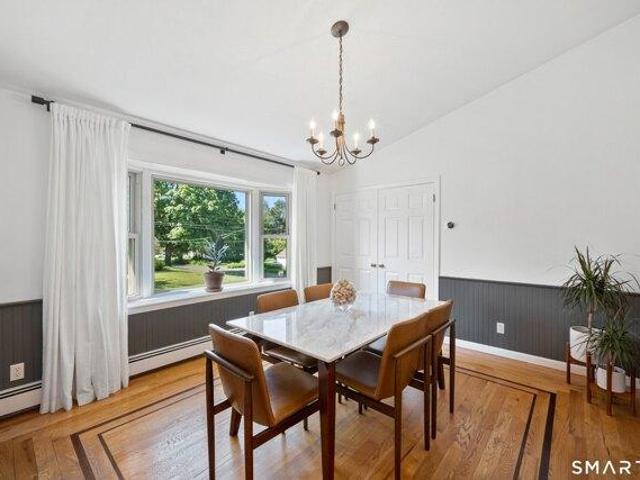 house with 4 bedroom, Trumbull CT ES105114012