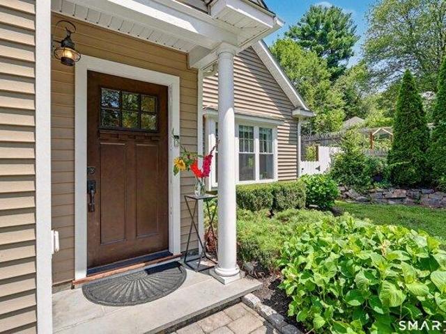 house with 4 bedroom, Trumbull CT ES105208112