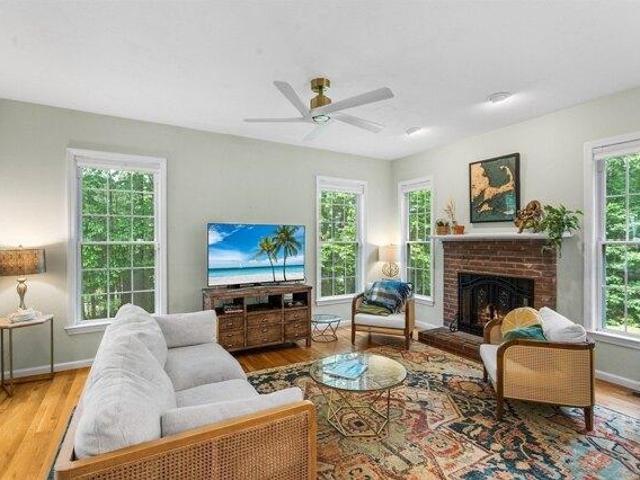 house with 4 bedroom, Uxbridge MA DS104479268