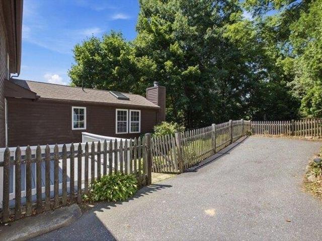 house with 4 bedroom, Uxbridge MA ES105060441