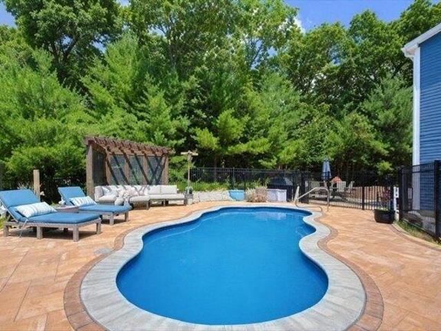house with 4 bedroom, Uxbridge MA ES105156371
