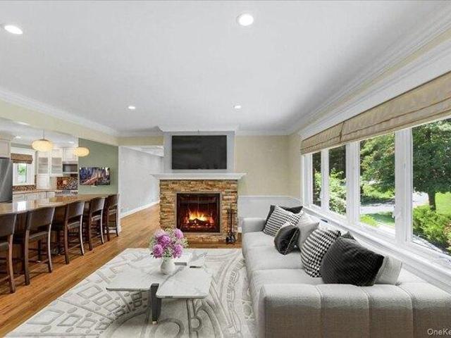 house with 4 bedroom, Valhalla NY ES105202832