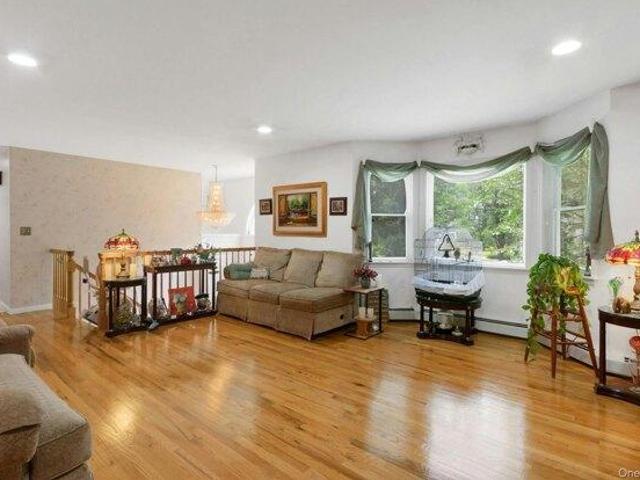house with 4 bedroom, Valley Cottage NY ES105190930