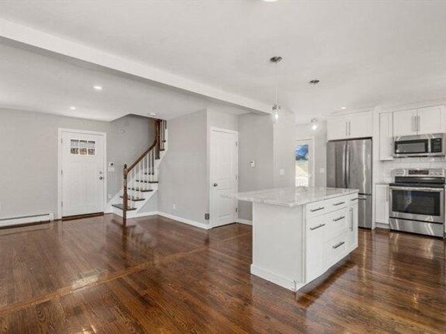 house with 4 bedroom, Waltham MA ES105060213