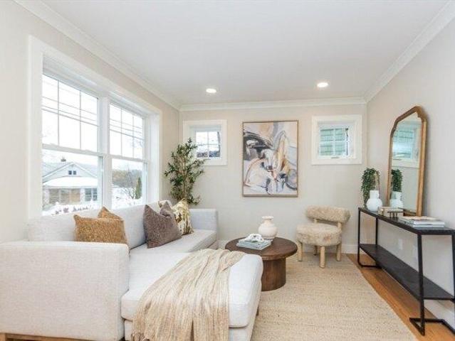 house with 4 bedroom, Waltham MA ES105095137