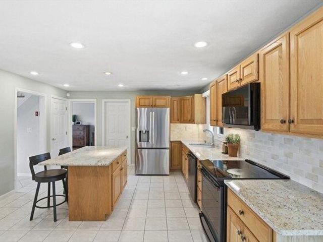 house with 4 bedroom, Waltham MA ES105193413