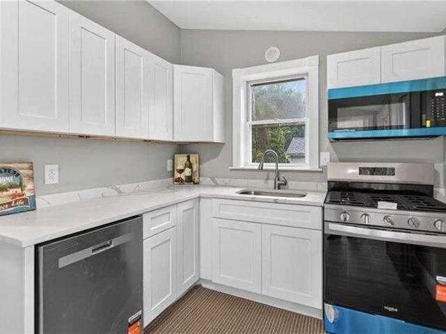 house with 4 bedroom, Warwick RI ES104374182