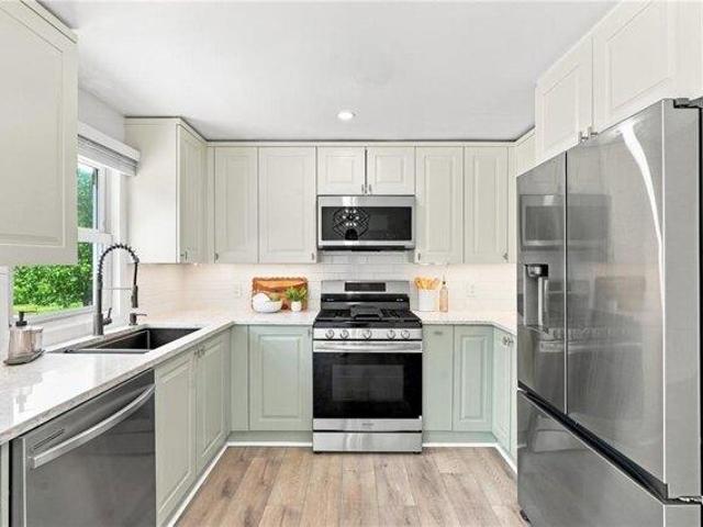 house with 4 bedroom, Warwick RI ES104513735