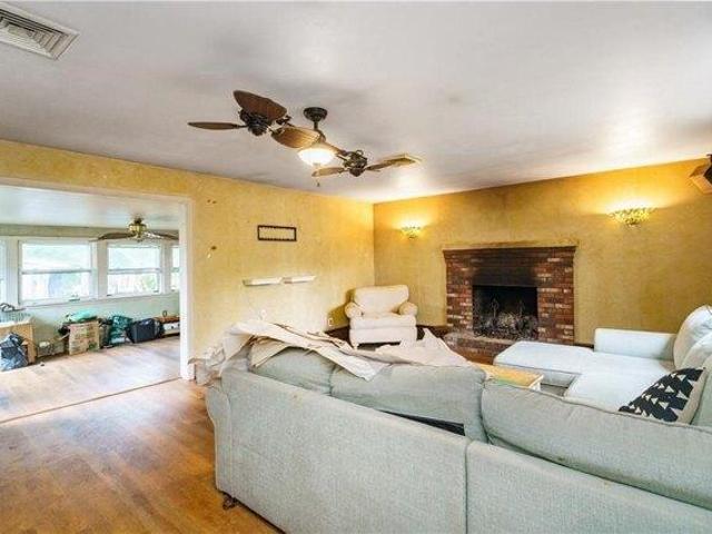 house with 4 bedroom, Warwick RI ES105095252