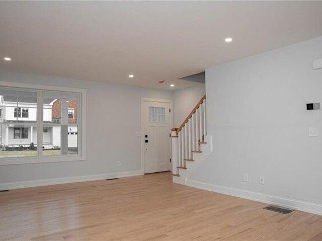 house with 4 bedroom, Warwick RI ES105093675