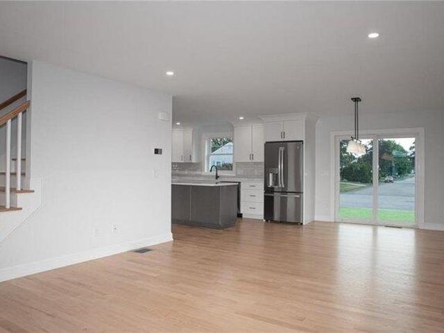 house with 4 bedroom, Warwick RI ES105124574