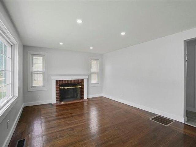 house with 4 bedroom, Warwick RI ES105126486