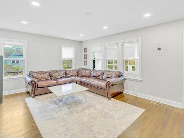 house with 4 bedroom, Waterbury CT DLS89376951