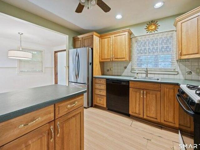 house with 4 bedroom, Waterbury CT ES104603884