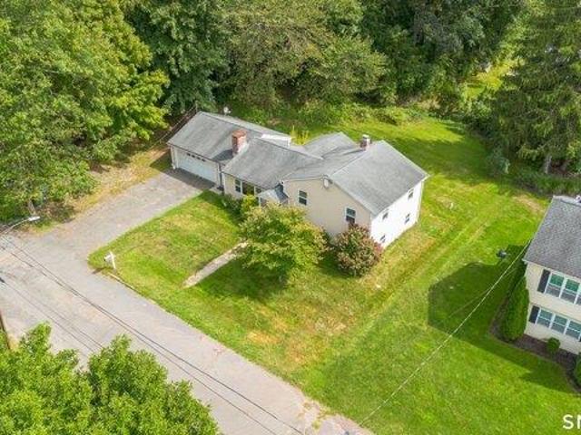 house with 4 bedroom, Waterbury CT ES105681664