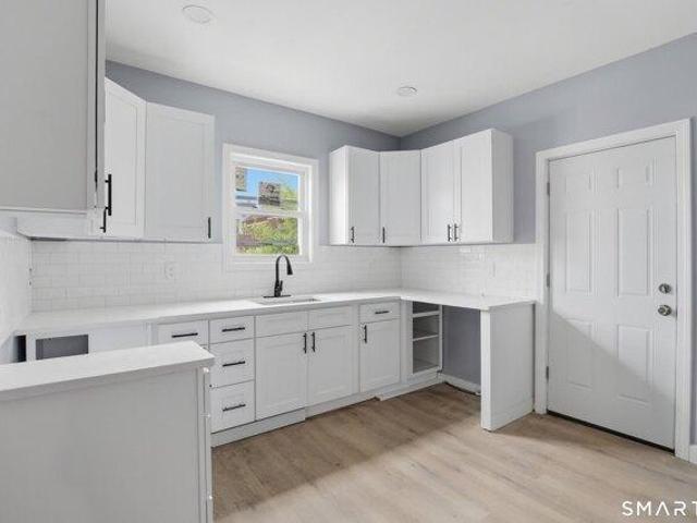 house with 4 bedroom, Waterbury CT ES105143612