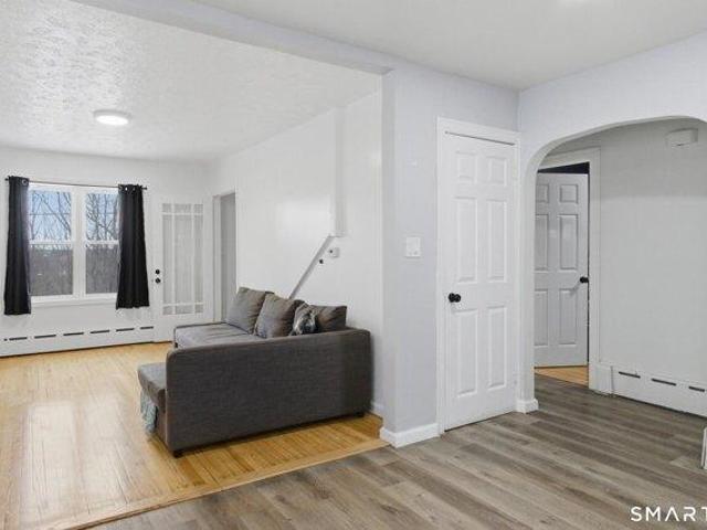 house with 4 bedroom, Waterbury CT ES105176373
