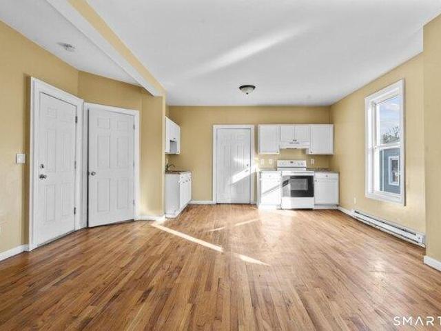 house with 4 bedroom, Waterbury CT ES105191081