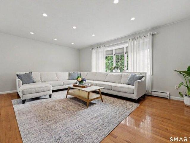 house with 4 bedroom, Waterbury CT ES105233701