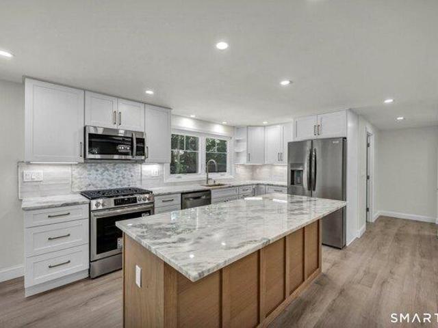 house with 4 bedroom, Waterford CT ES104906121