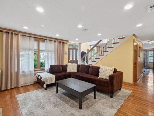 house with 4 bedroom, Watertown MA ES103017192
