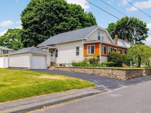 house with 4 bedroom, Webster MA ES104445721