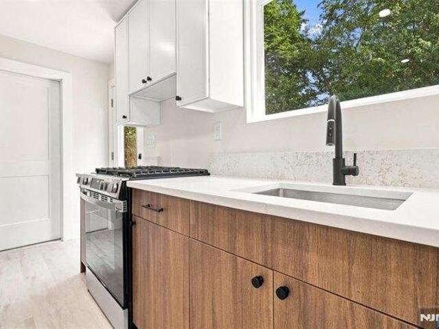 house with 4 bedroom, West Orange NJ ES105174319