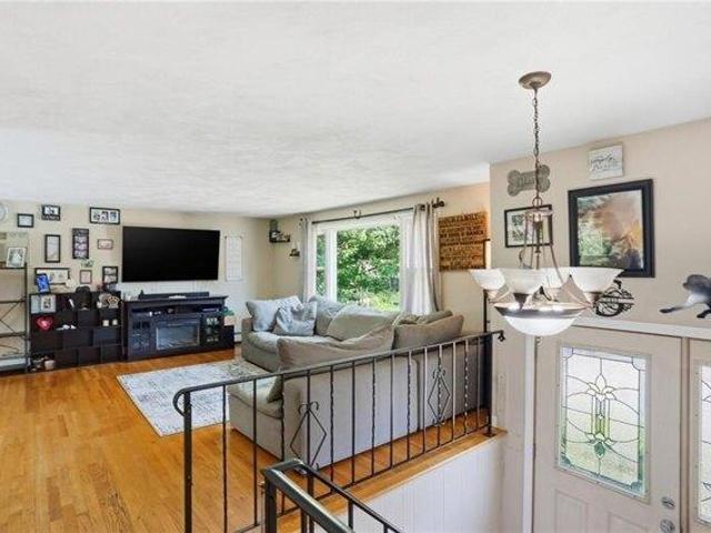 house with 4 bedroom, West Warwick RI ES103097761