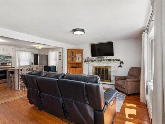 house with 4 bedroom, West Warwick RI ES103101328